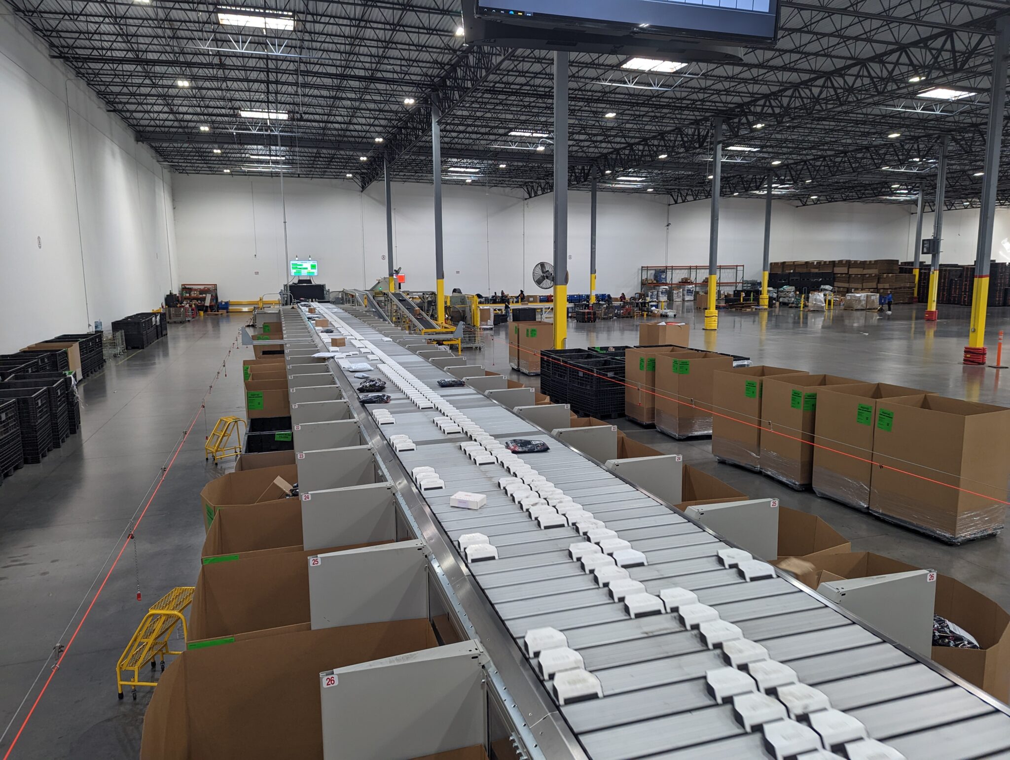 Xstream Linear Conveyor Sortation System for Parcels | NPI